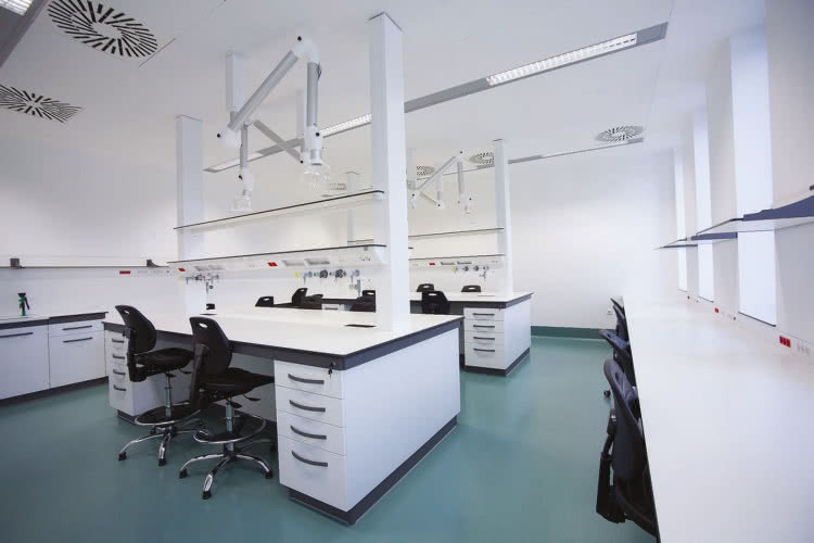 Kompendium doboru mebli przemysłowych (EPA, Cleanroom, laboratoria)